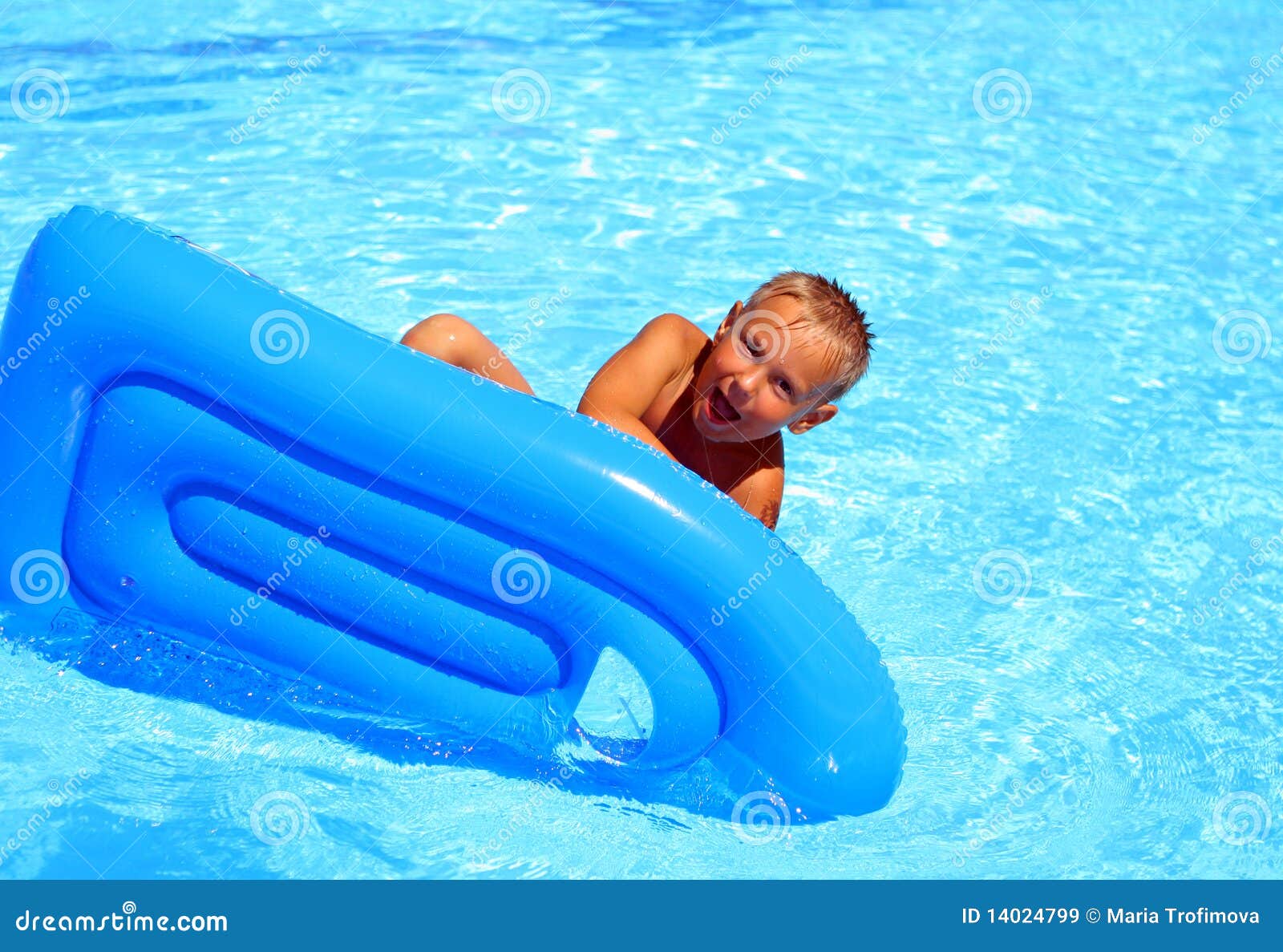 Das Baden im Pool. stockbild. Bild von freude, rest, baden - 14024799