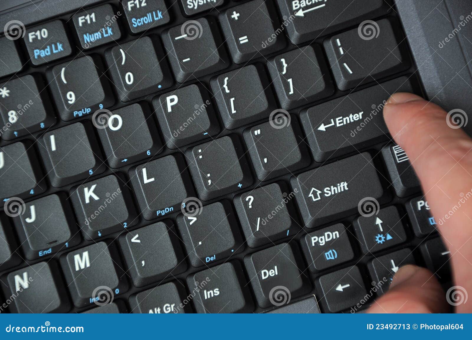 Das Betätigen ENTER-Taste stockbild. Bild von tastatur - 23492713