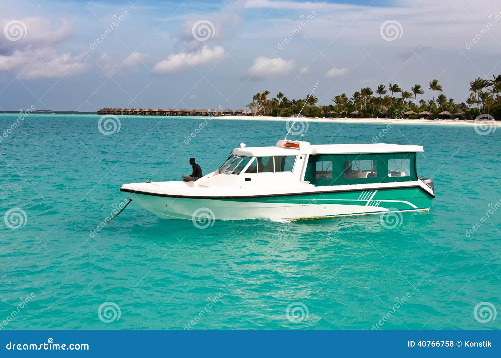 Das Boot im Meer stockfoto. Bild von frech, schwermütig - 40766758