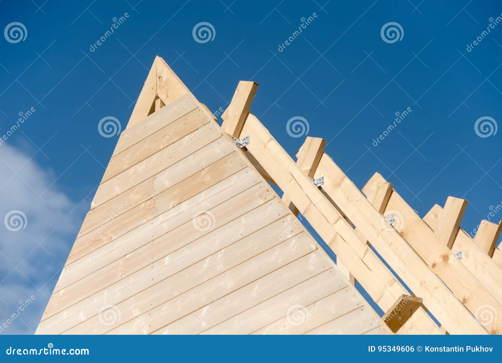 Das Dach ist im Bau stockfoto. Bild von gehäuse, träger - 95349606