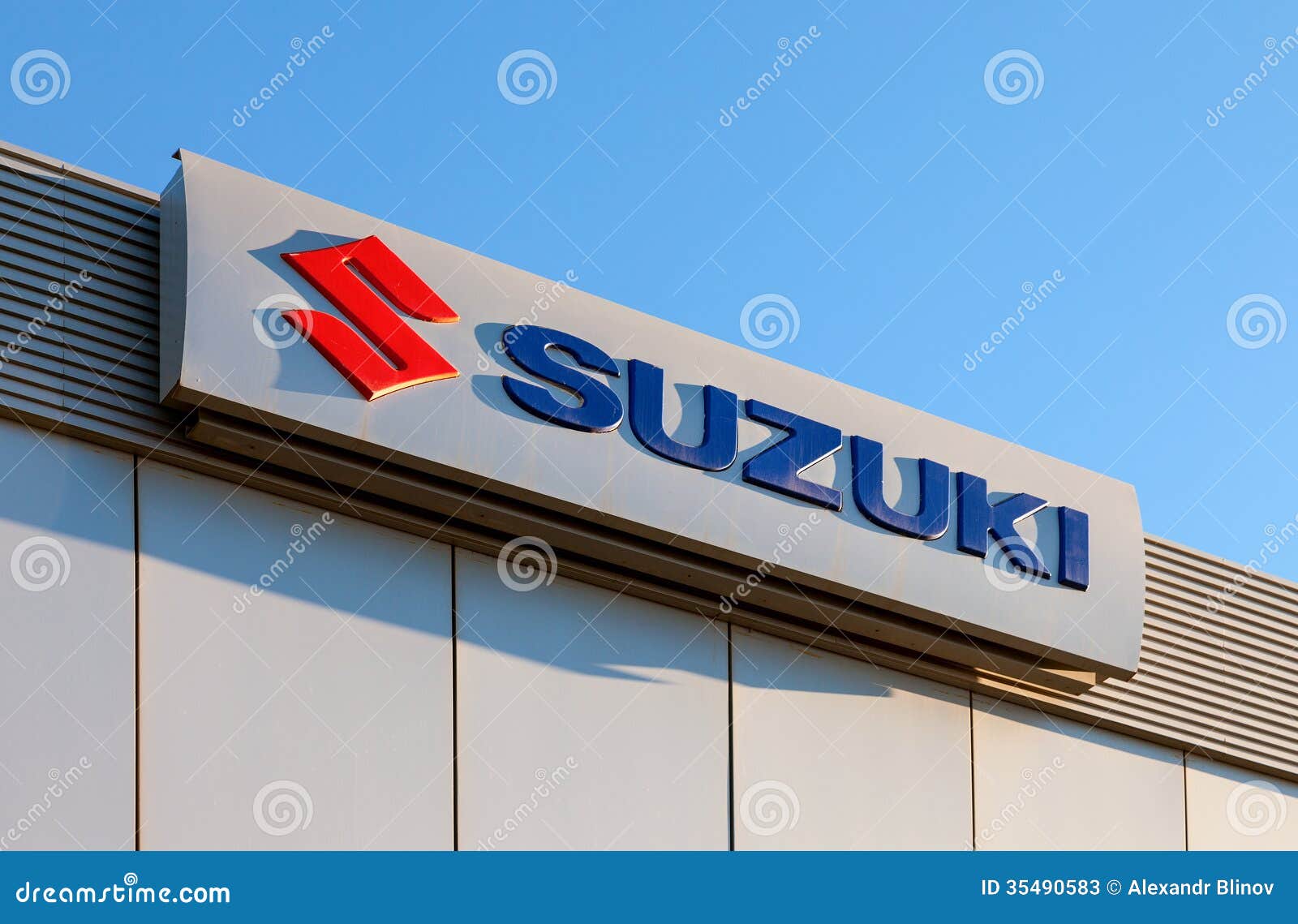 Das Emblem Suzuki über Blauem Himmel Redaktionelles Stockfoto - Bild ...
