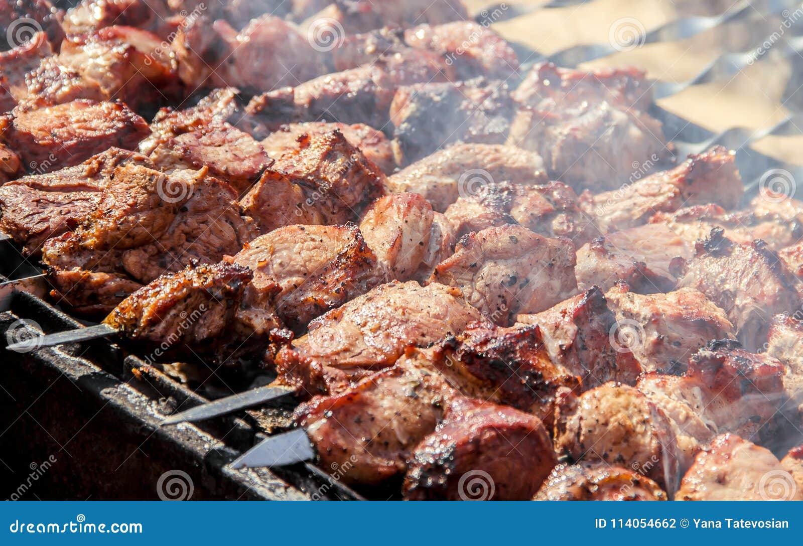 Das Fleisch Wird Auf Dem Grill Gebraten Stockfoto - Bild von gebraten ...