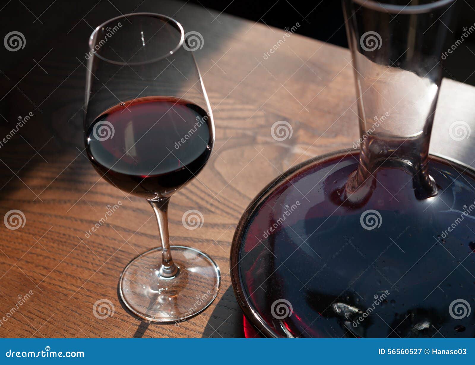 Das Glas Und Die Karaffe Des Rotweins Stockbild - Bild von krug ...
