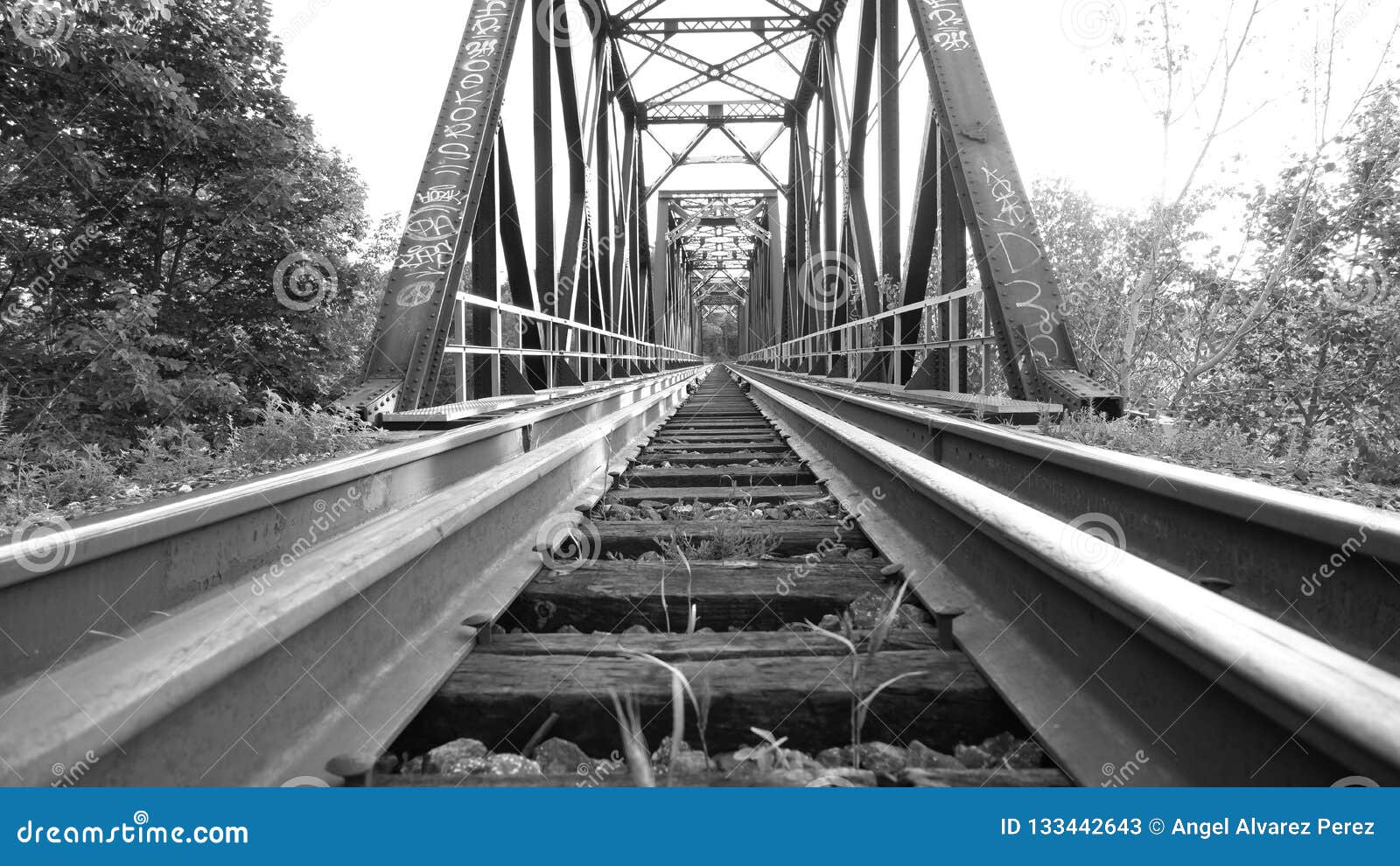 Das Gleis stockbild. Bild von brücken, gleis, hintergründe - 133442643