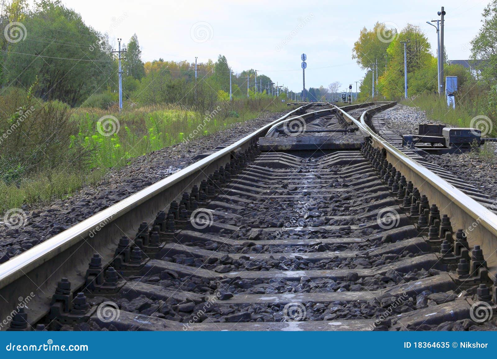 Das Gleis stockbild. Bild von leuchte, kies, metall, muttern - 18364635