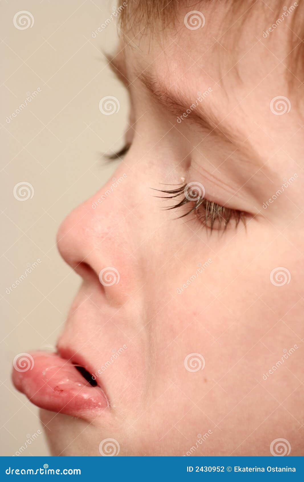 Das Kind stockfoto. Bild von zicklein, lippen, brüllen - 2430952