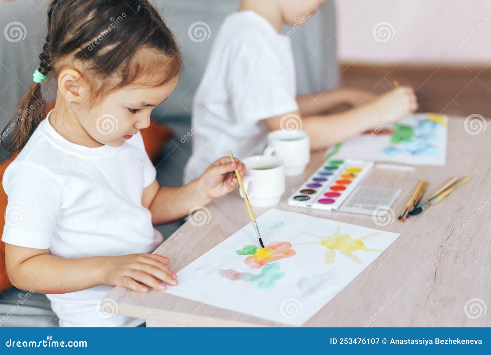 Das Kind Hat Blumen Gemalt Und Die Sonne Mit Farben. Stockbild - Bild ...