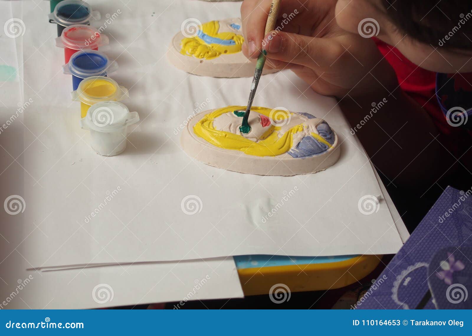 Das Kind Malt Gipsflachreliefs Mit Farben Stockbild - Bild von zicklein ...