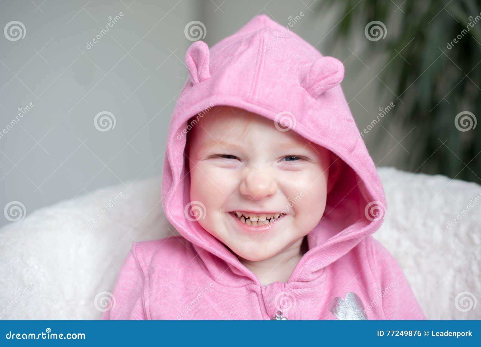 Das Kind zeigt Karies stockfoto. Bild von frau, europäisch - 77249876