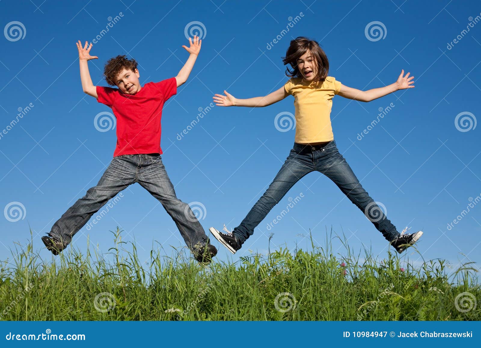 Das Kindspringen im Freien stockbild. Bild von freizeit - 10984947