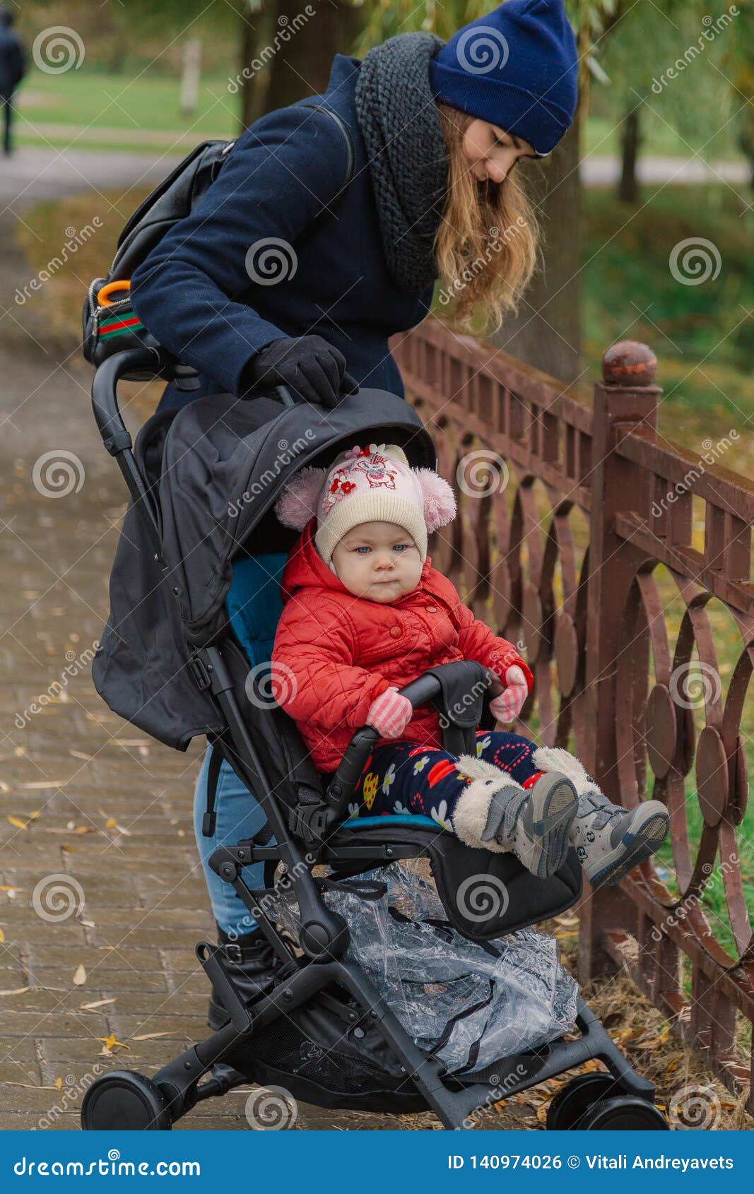 Das Kleine Baby Sitzt Im Pram Stockfoto - Bild von eignung, schön ...