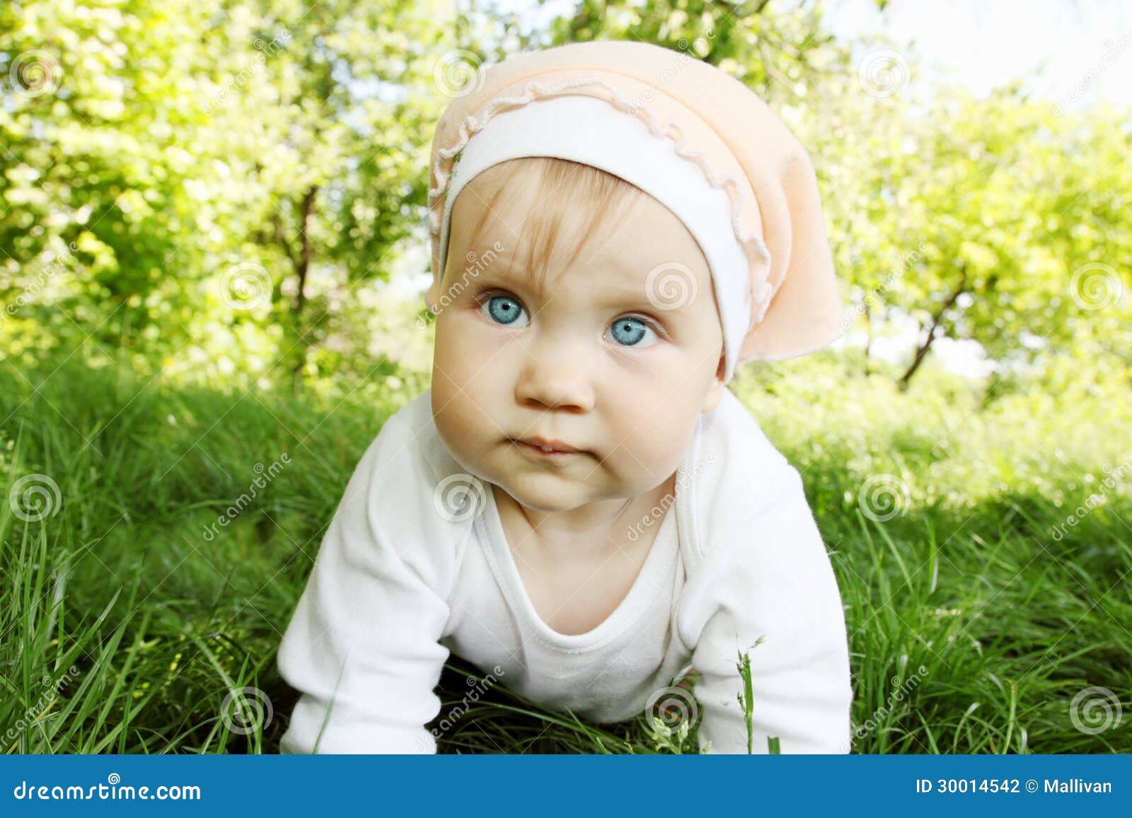 Mädchen Ist Schleichen Auf Gras Stockfoto - Bild von grün, grundlegend ...