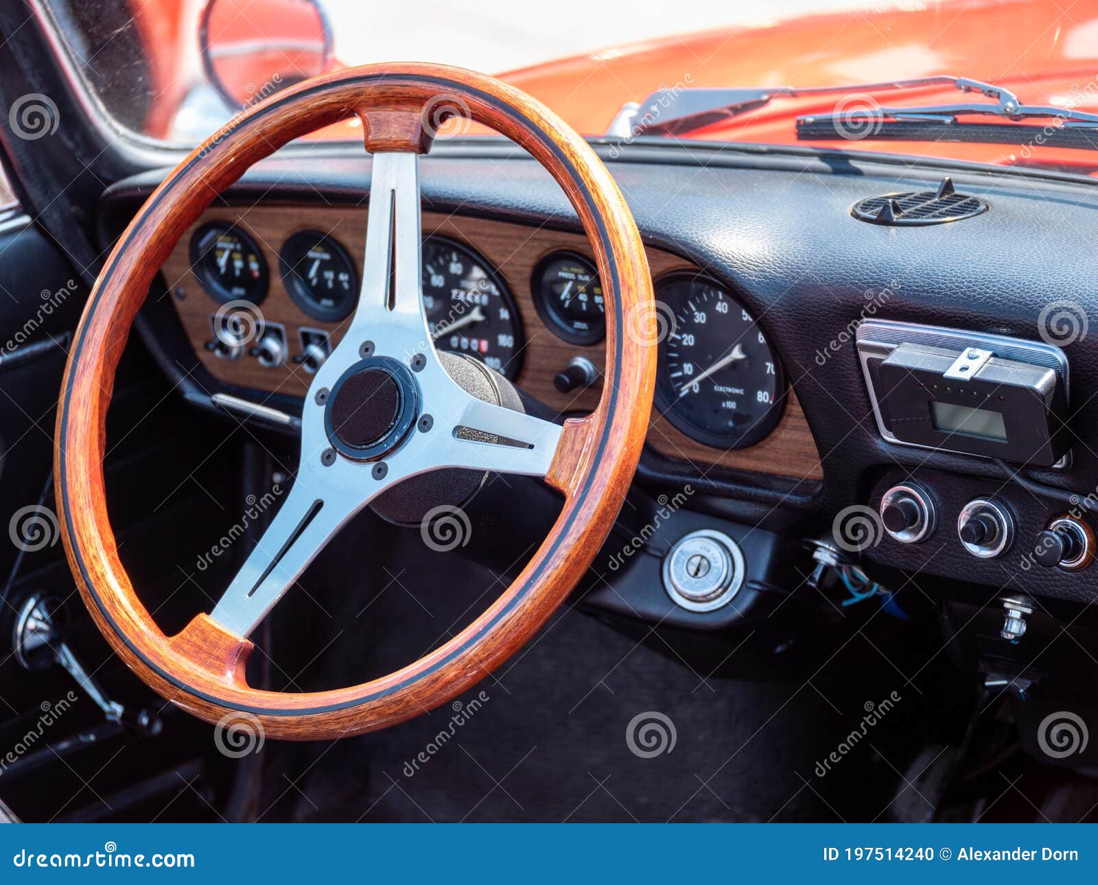 Das Lenkrad Und Das Dashboard Eines Antiker Oldtimers Stockfoto - Bild ...