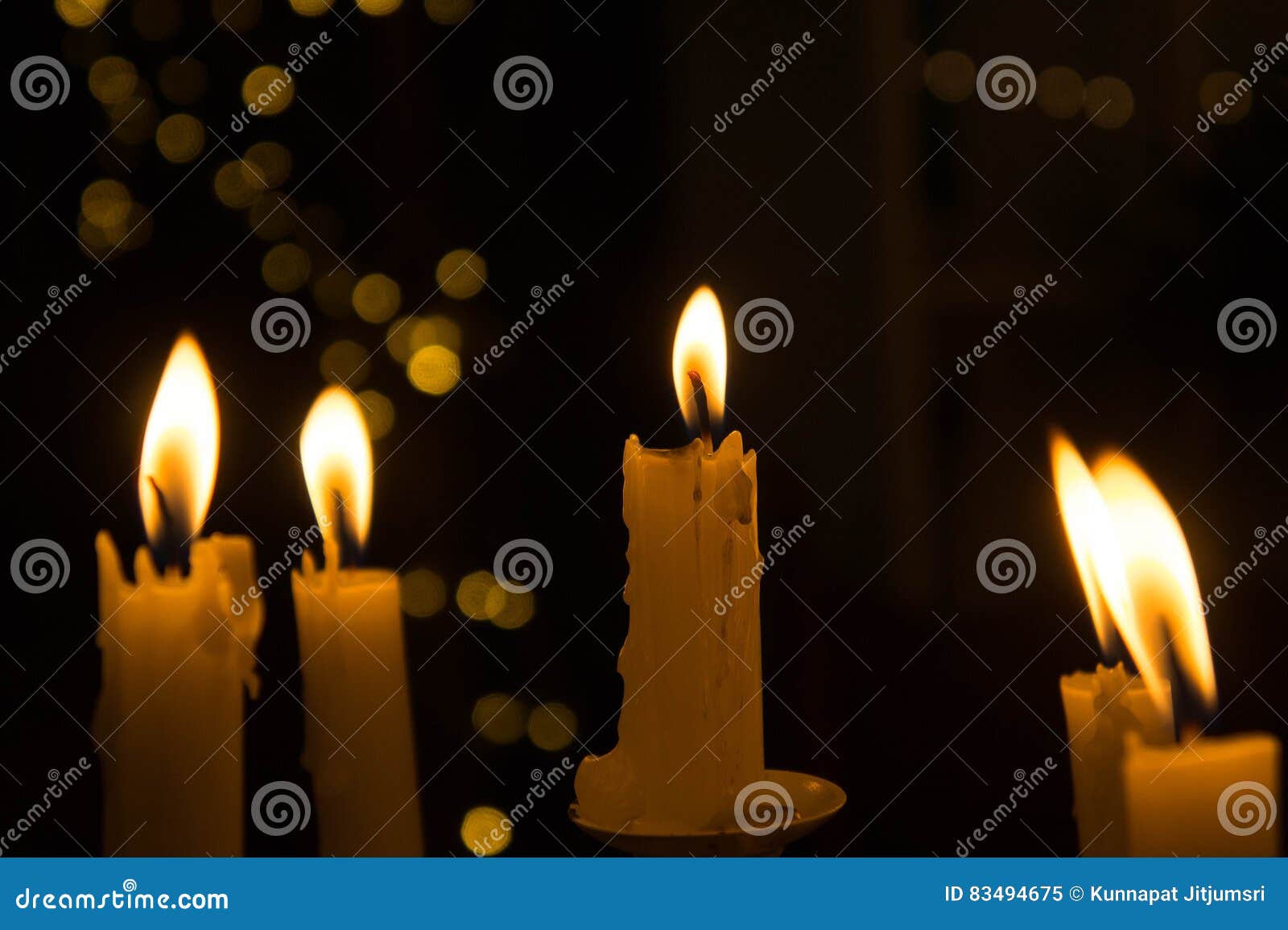 Das Licht Von Der Kerze in Der Nacht Stockbild - Bild von feiertag ...