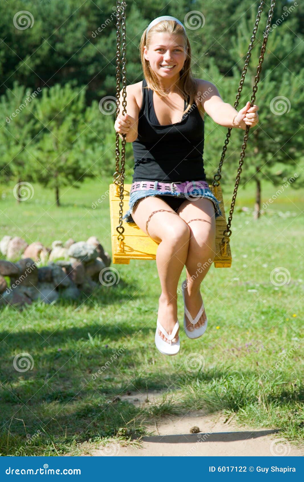 Das Mädchen Auf Einem Ständigen Schwanken Stockfoto - Bild von schön ...