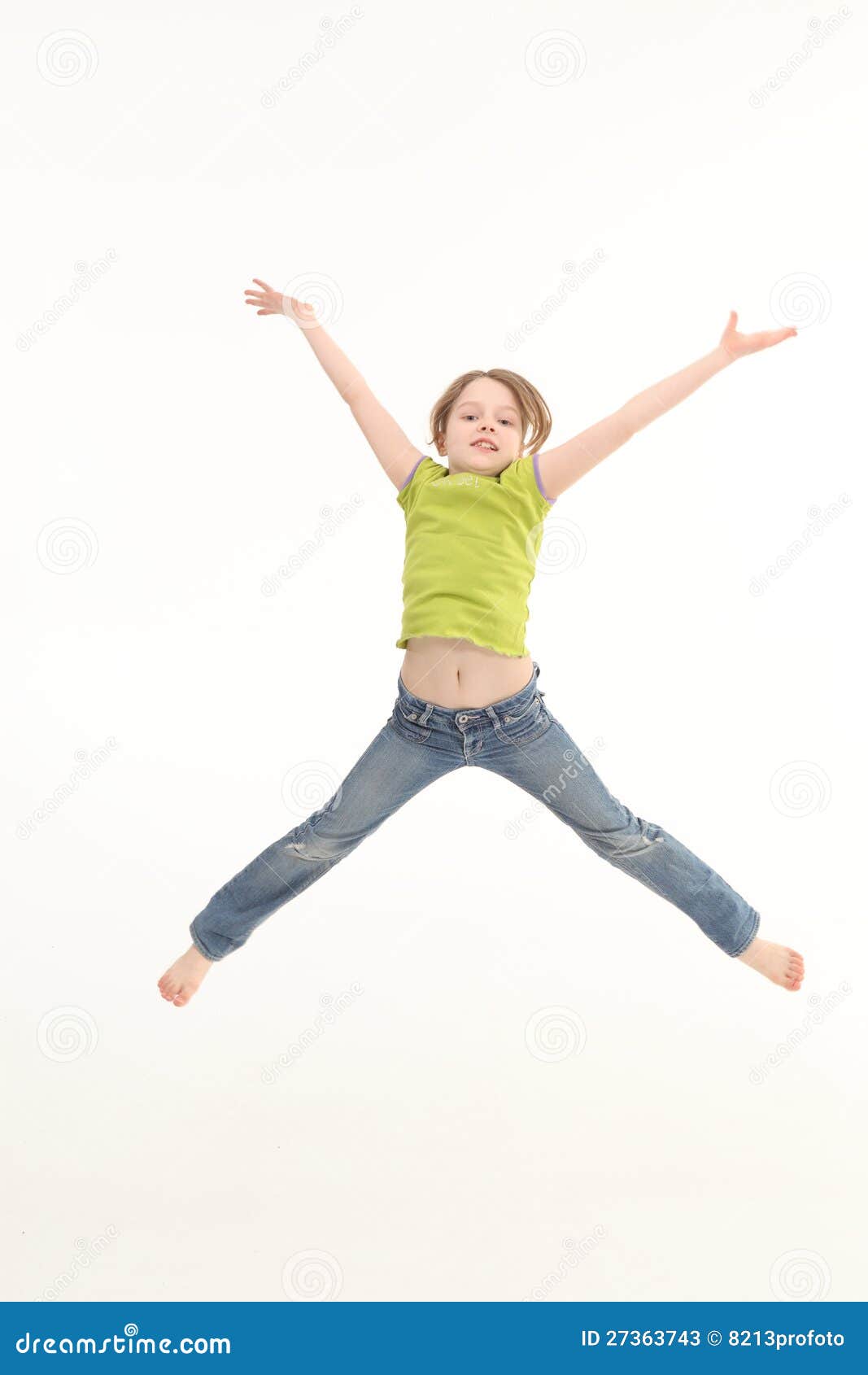 Das Mädchenspringen Getrennt Auf Weißem Hintergrund Stockbild - Bild ...