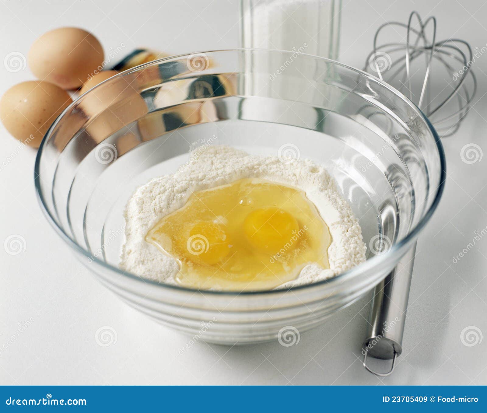 Das Mehl Und Die Eier Zusammen Mischen Stockbild - Bild von frucht ...