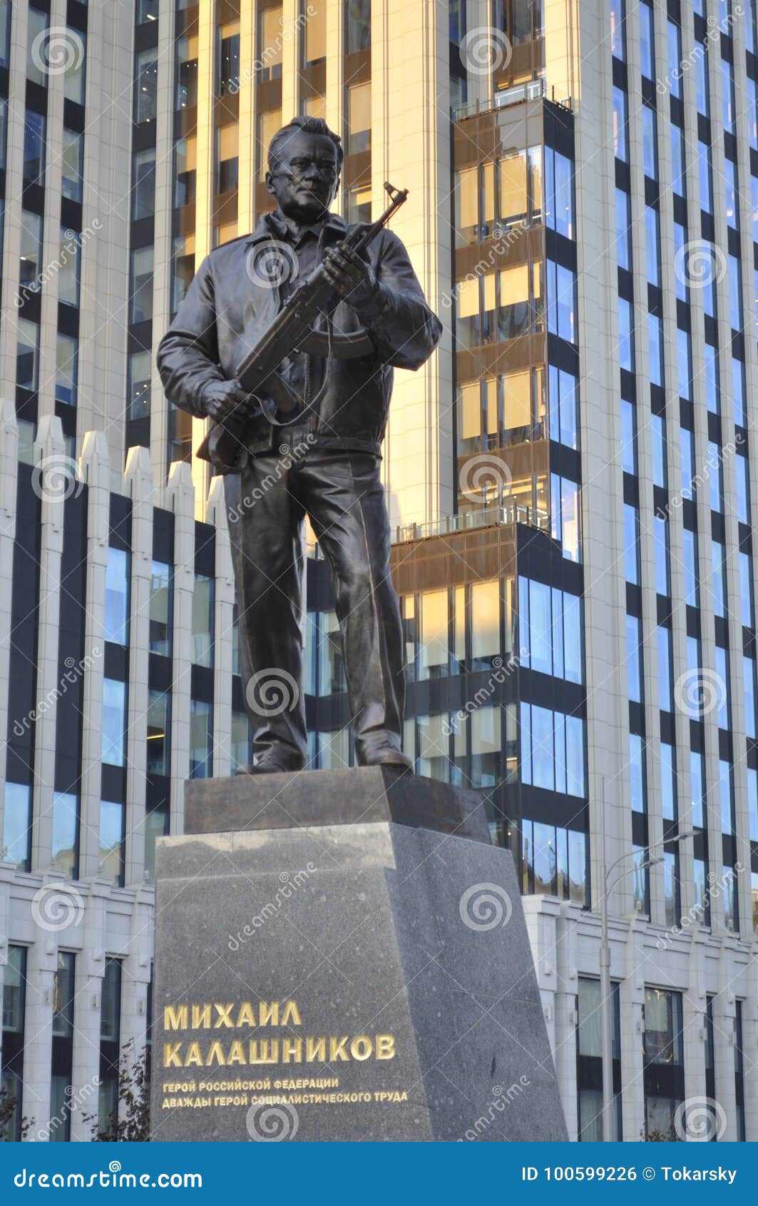 Das Monument Zu Mikhail Kalashnikov Redaktionelles Foto - Bild von ...