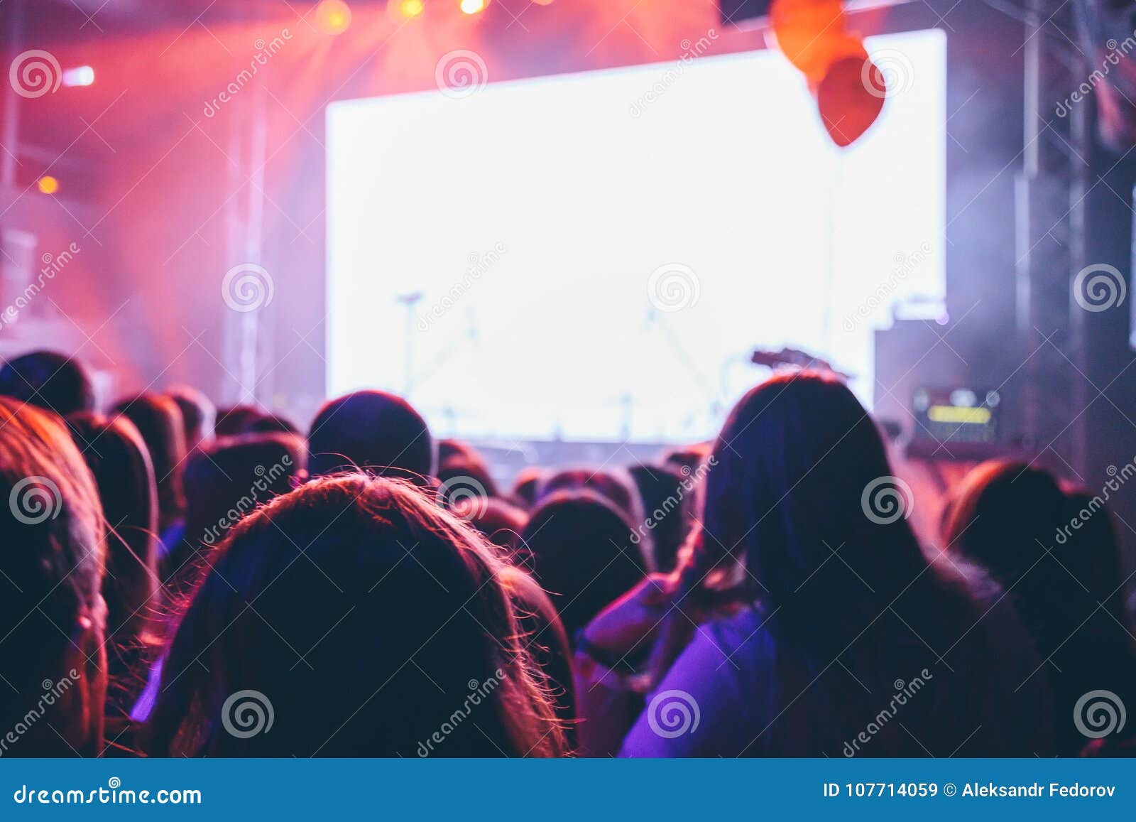 Das Publikum an Einem Konzert am Verein Redaktionelles Stockbild - Bild ...