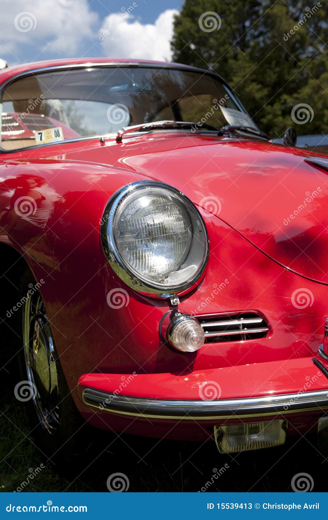 Das rote Auto stockbild. Bild von automobil, fahrzeug - 15539413