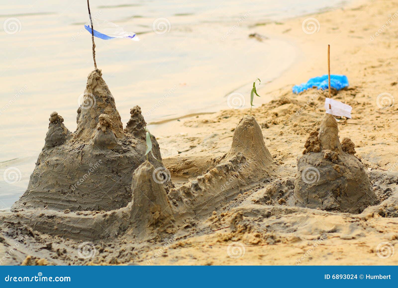 Das Schloss vom Sand stock abbildung. Illustration von paare - 6893024