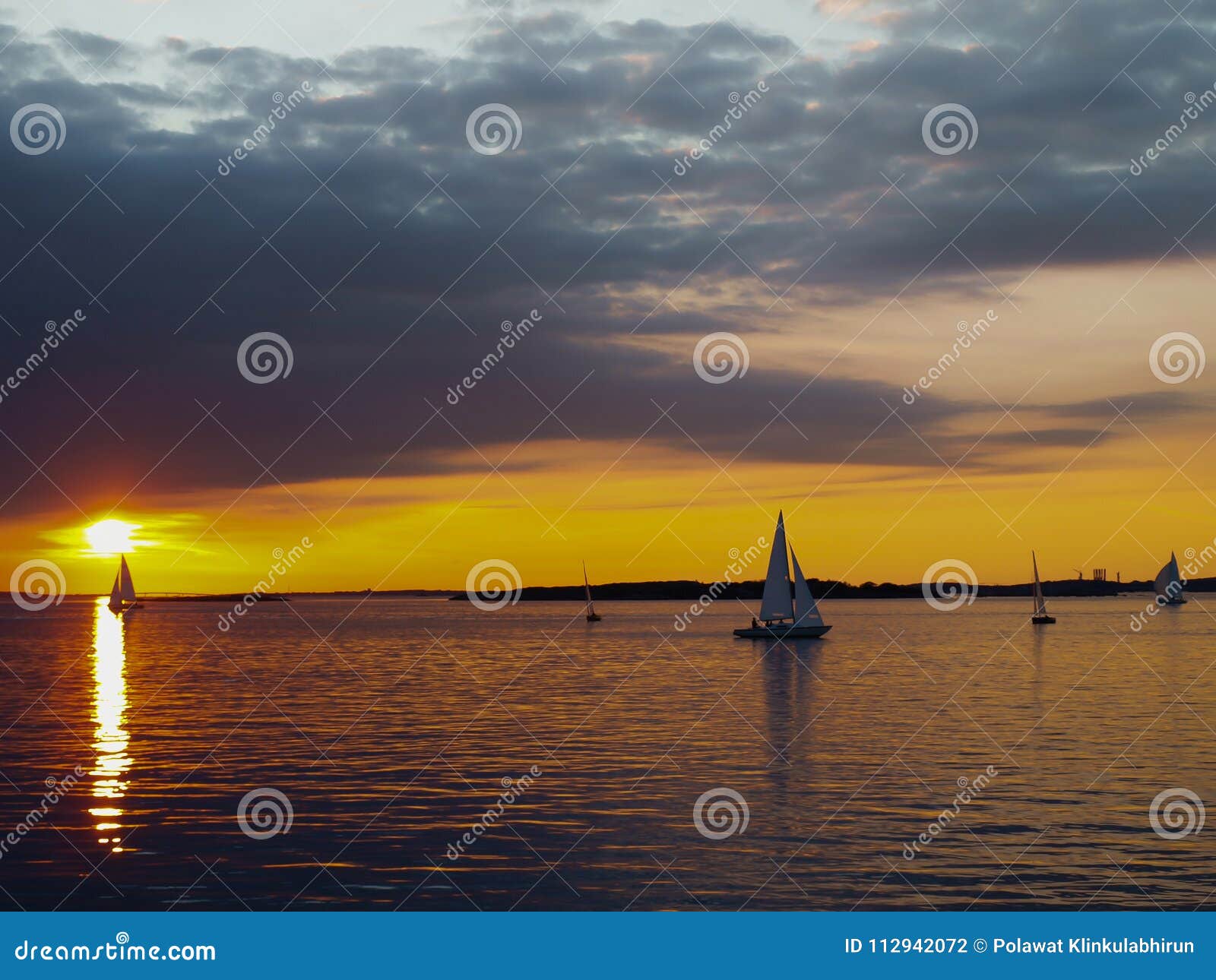 Das Segelboot im Meer stockfoto. Bild von sommer, wettbewerb - 112942072