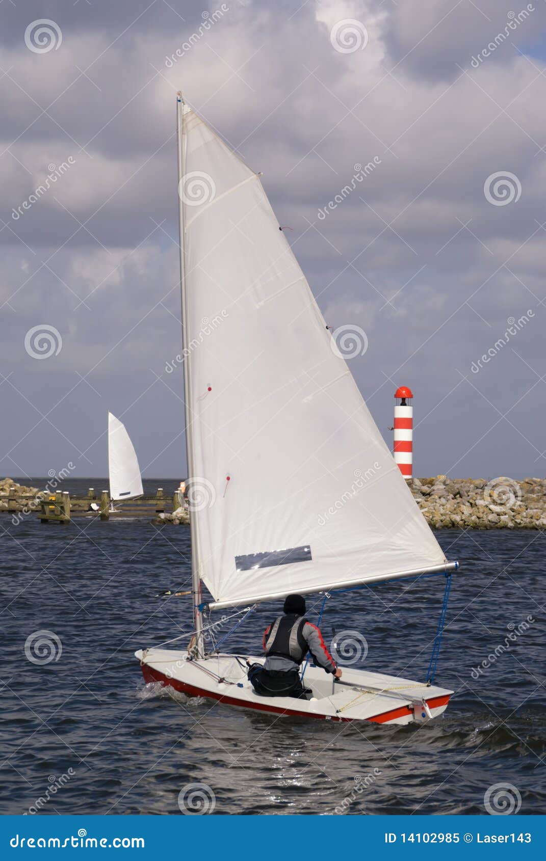 Das Segeln Auf Einem Segelboot Stockbild - Bild von athlet, aktivität ...