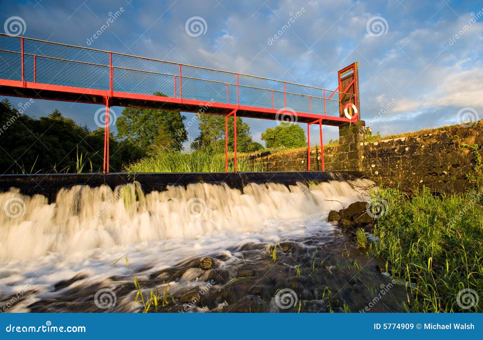 Das Wehr stockbild. Bild von felsen, fallen, brücke, wasser - 5774909
