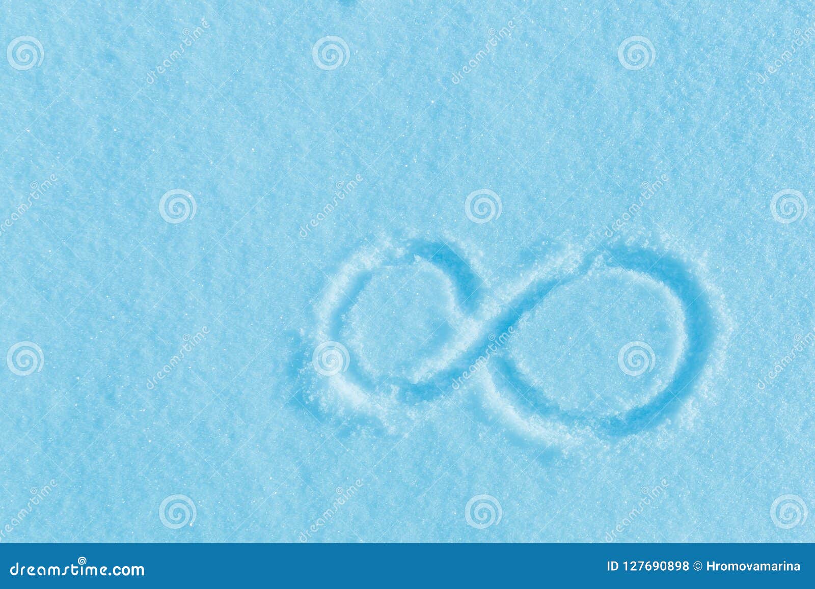 Das Zeichen Von Unendlichkeit Auf Dem Schnee Stockfoto - Bild von kühl ...