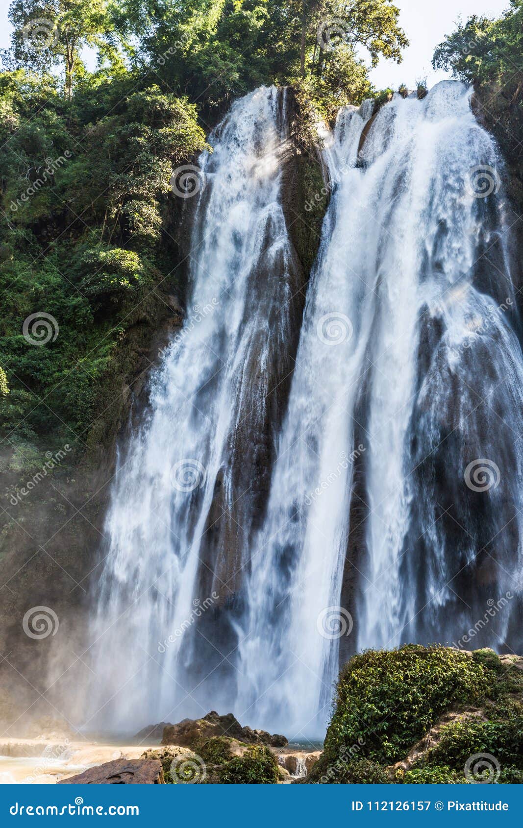 Dat Taw Gyaint Waterfall Anisakan Myanmar Image stock - Image du asie ...