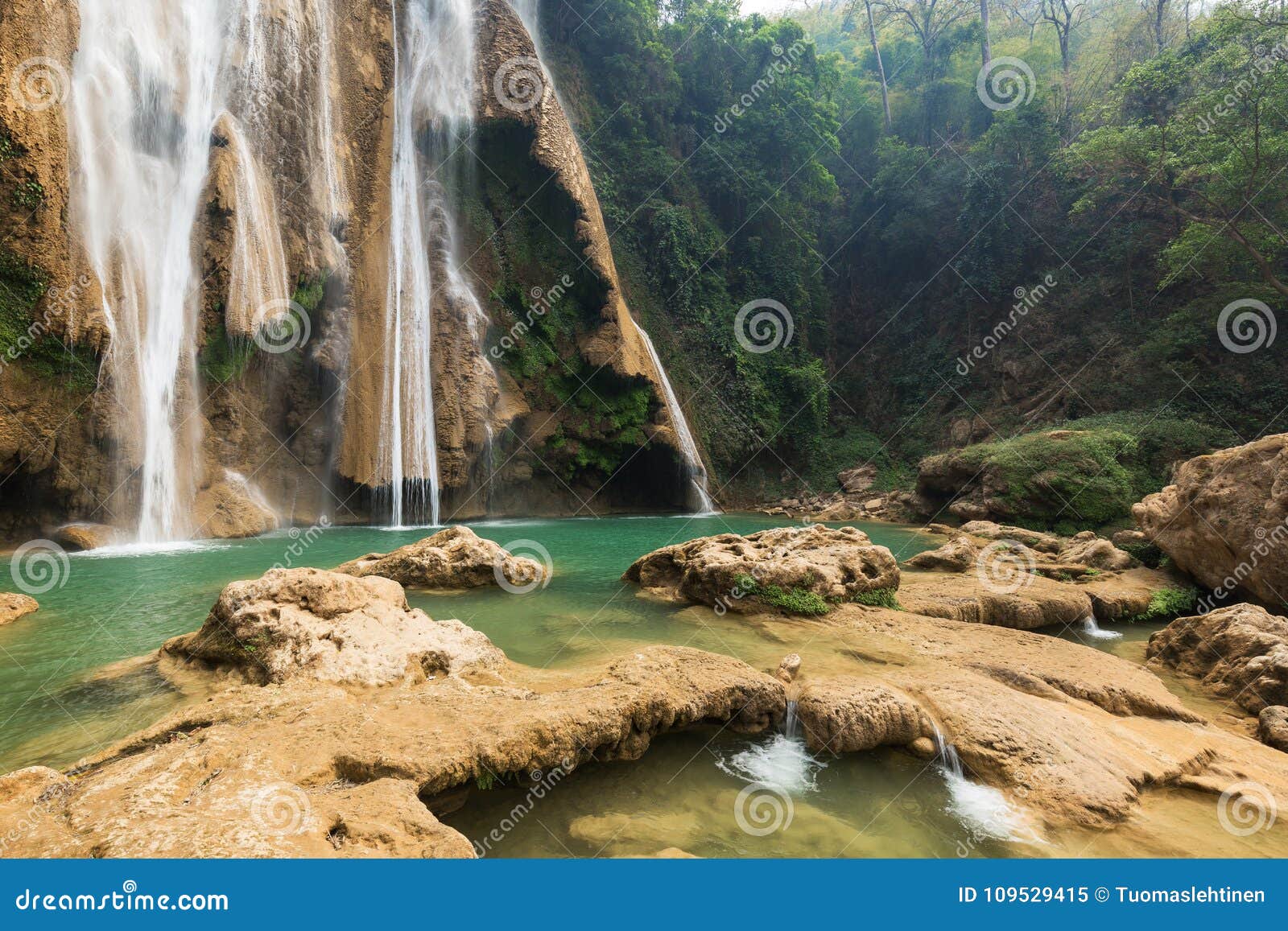Dat Taw Gyaint Waterfall Dans Myanmar Image stock - Image du ...
