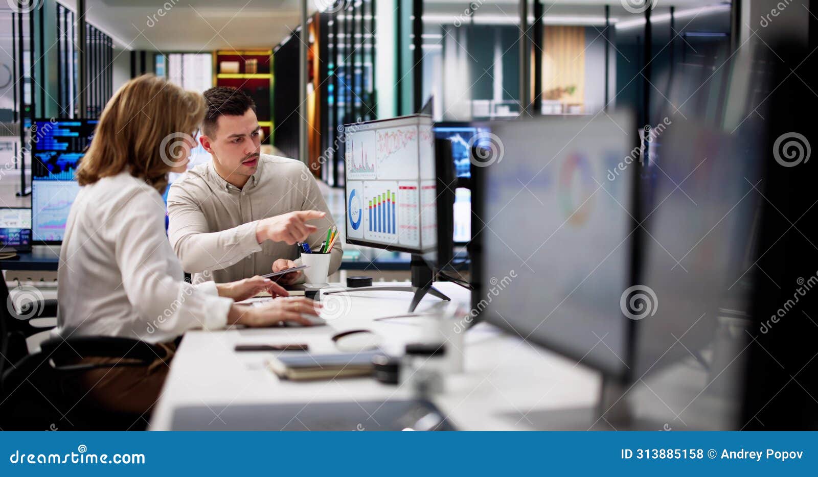 Data Analyst Mit Data Analytics KPI Stock Photo - Image of monitor ...