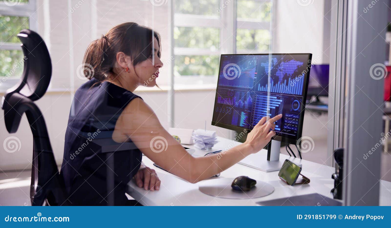 Data Analyst Mit Data Analytics Stock Image - Image of advisor, charts ...