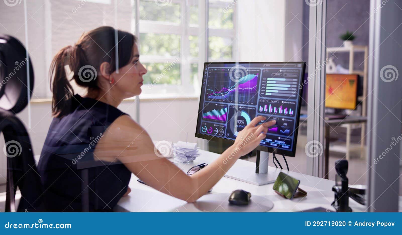 Data Analyst Mit Data Analytics Stock Photo - Image of computer, charts ...