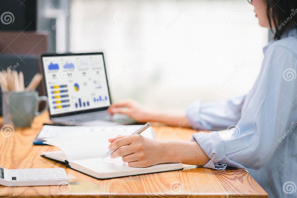 The Data Analyst Woman Working on a Business Analytics Dashboard ...