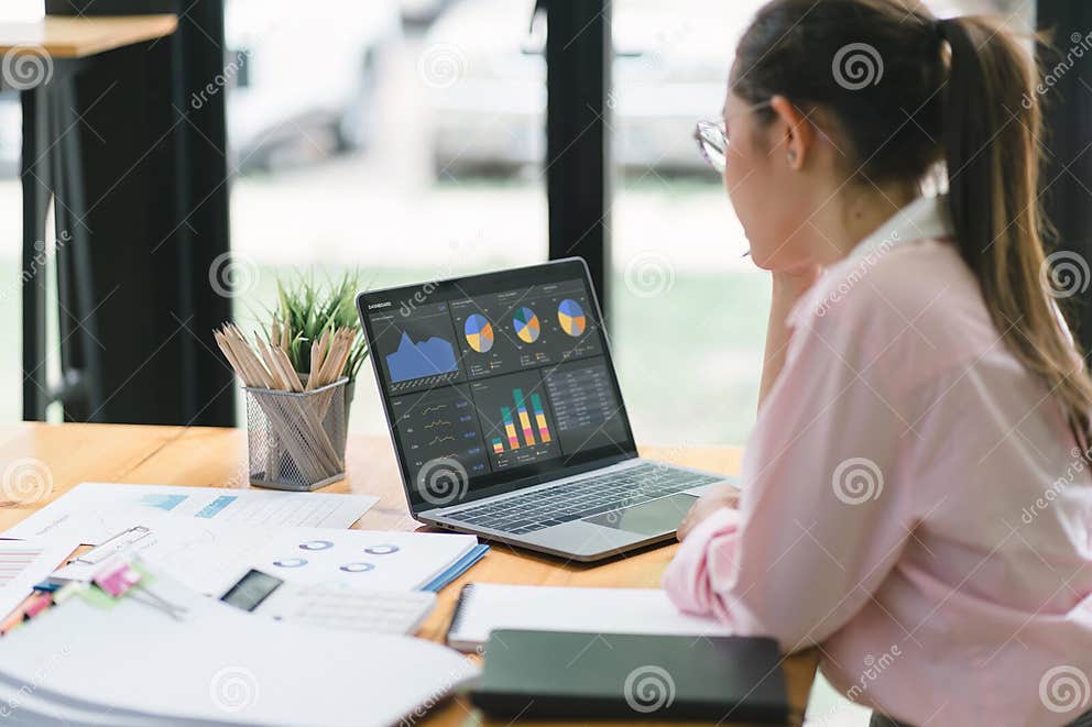 The Data Analyst Woman Working on a Business Analytics Dashboard ...