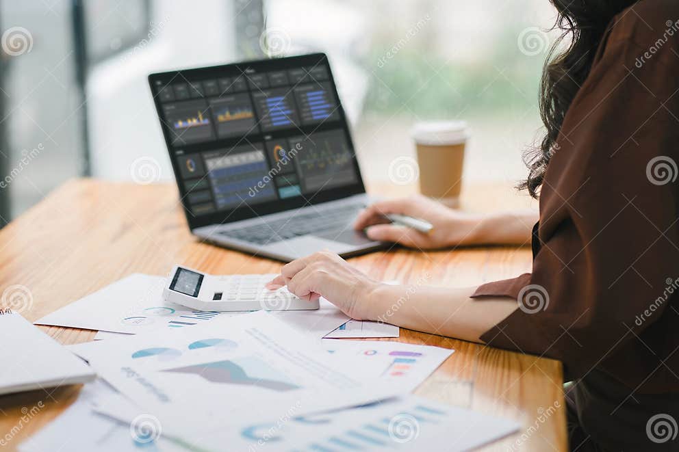 The Data Analyst Woman Working on a Business Analytics Dashboard ...