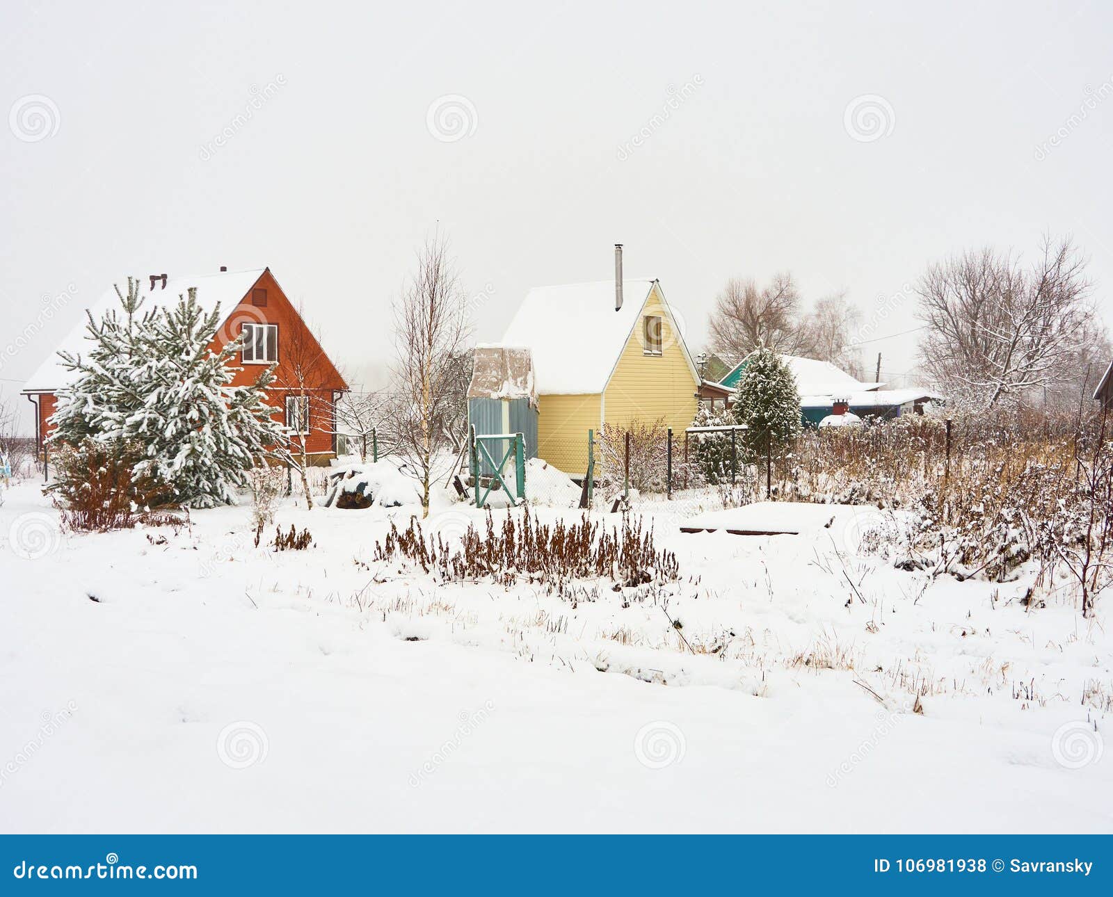 Datcha En Bois De Maisons De Pays Russe Photo stock - Image du zone ...