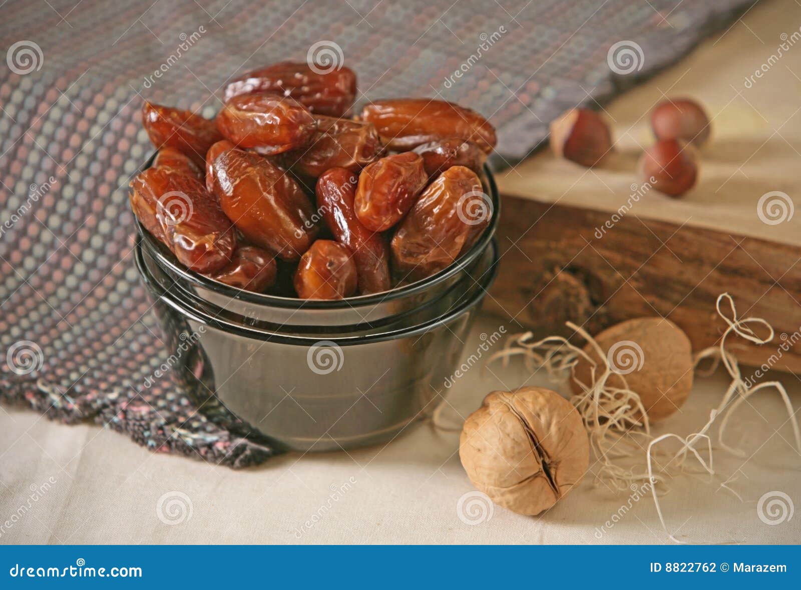 Datteri secchi e noci fotografia stock. Immagine di noce - 8822762