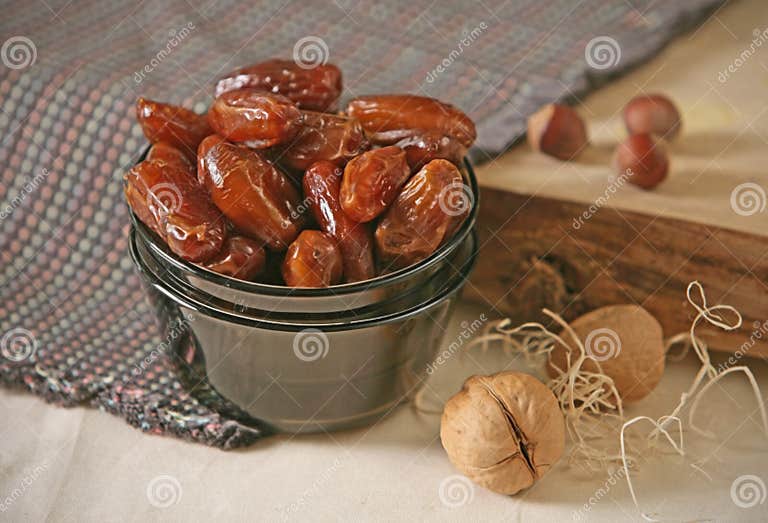 Datteri secchi e noci fotografia stock. Immagine di noce - 8822762