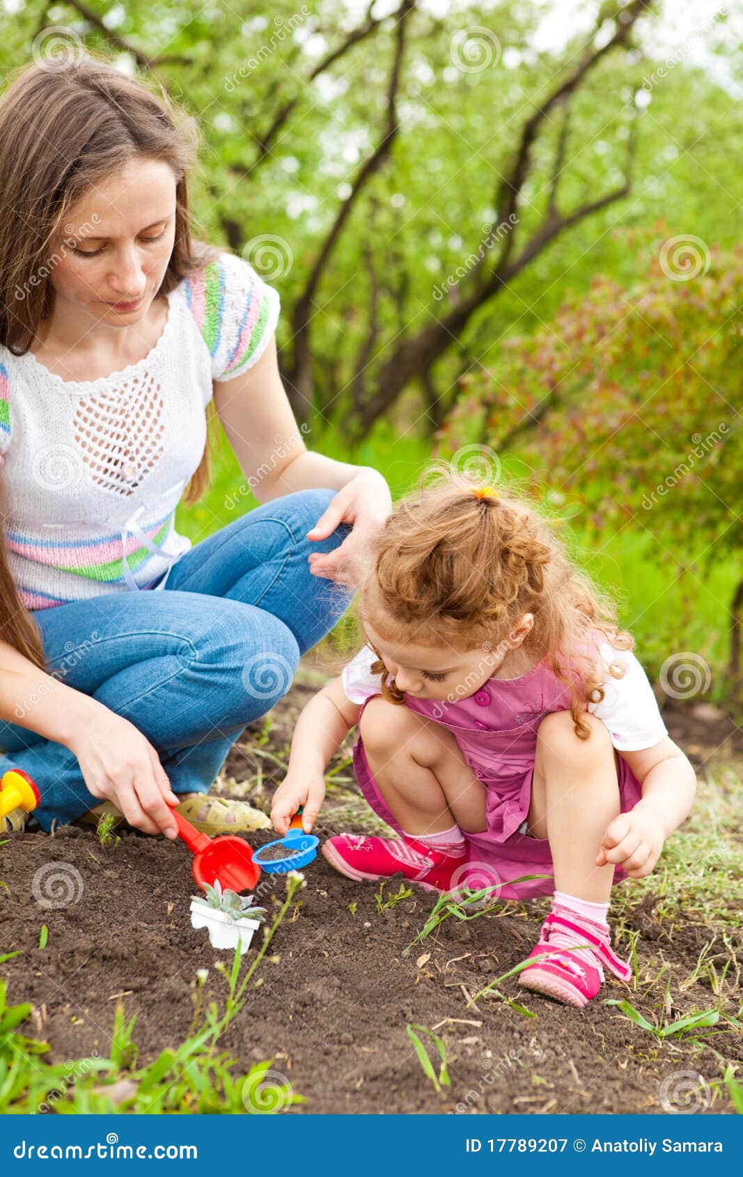 Daughter Helping Mom in Garden Stock Image - Image of smile, baby: 17789207