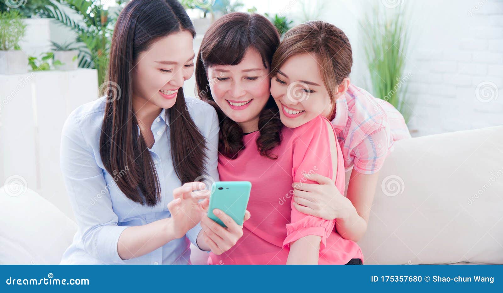 Daughters Show Smartphone To Mom Stock Photo - Image of cellphone ...