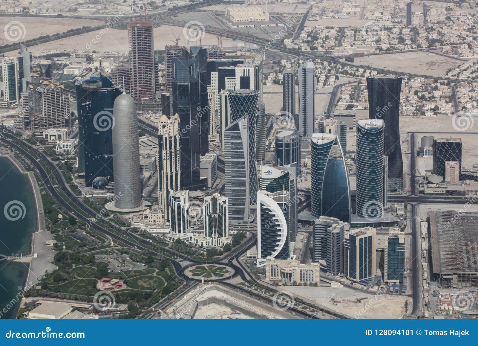 Dauha, skycrapers foto editorial. Imagen de aterrizaje - 128094101