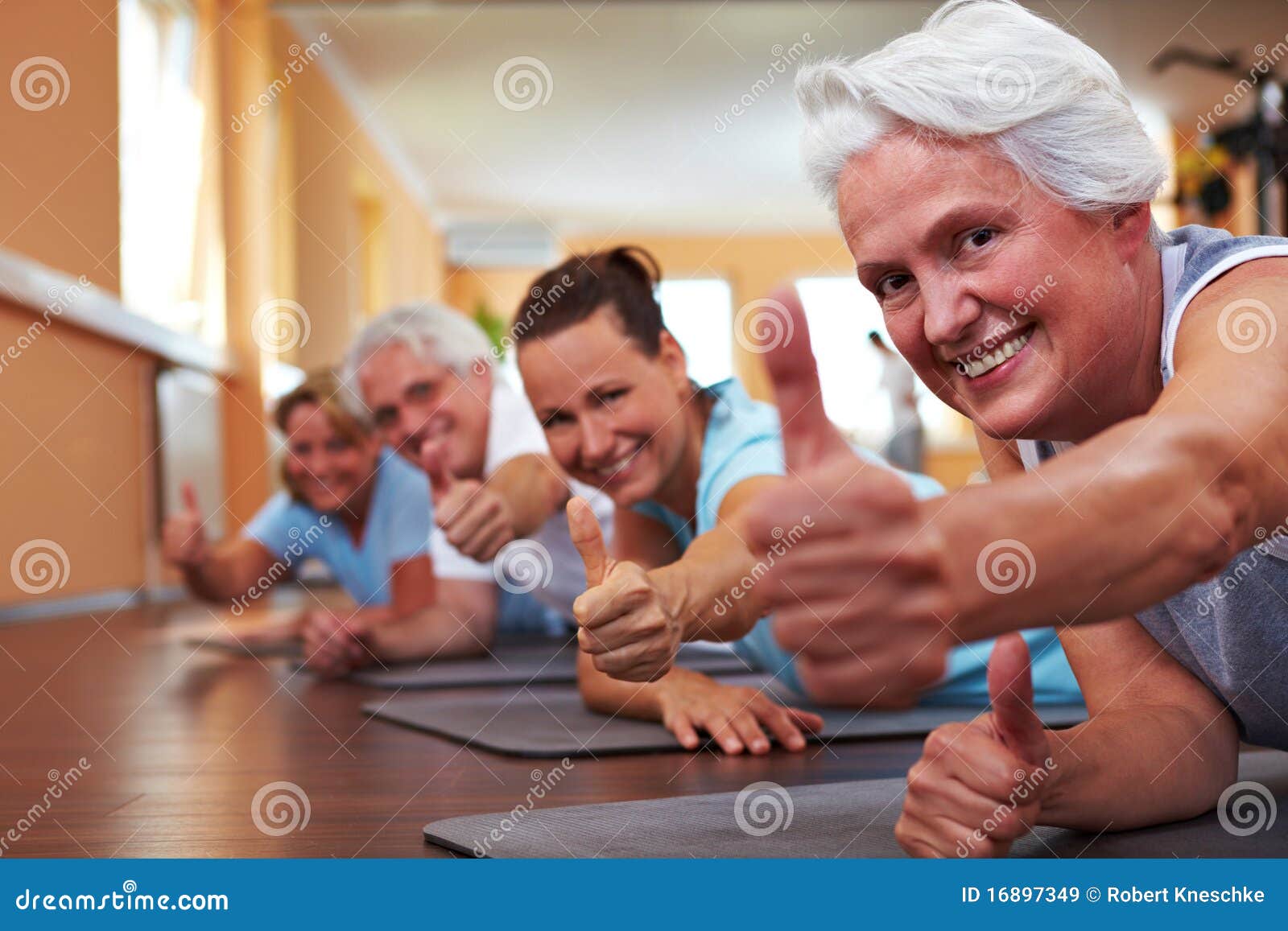 Daumen Oben in Der Gymnastik Stockbild - Bild von kategorie, glücklich ...