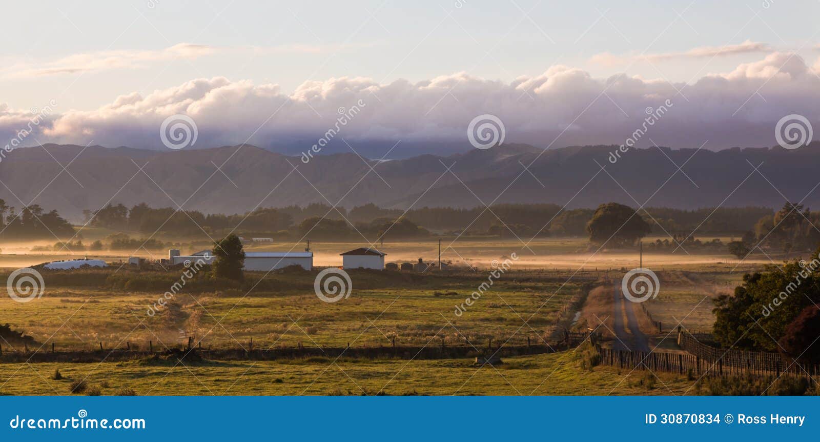 Dawn on the Farm stock foto. Image of loods, spoor, platteland - 30870834