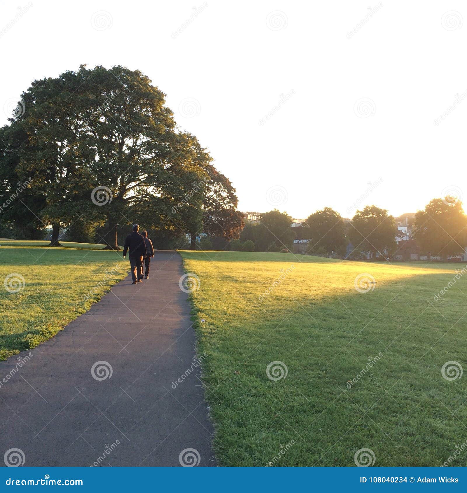 Dawn Park Walk on Path foto de archivo. Imagen de resorte - 108040234