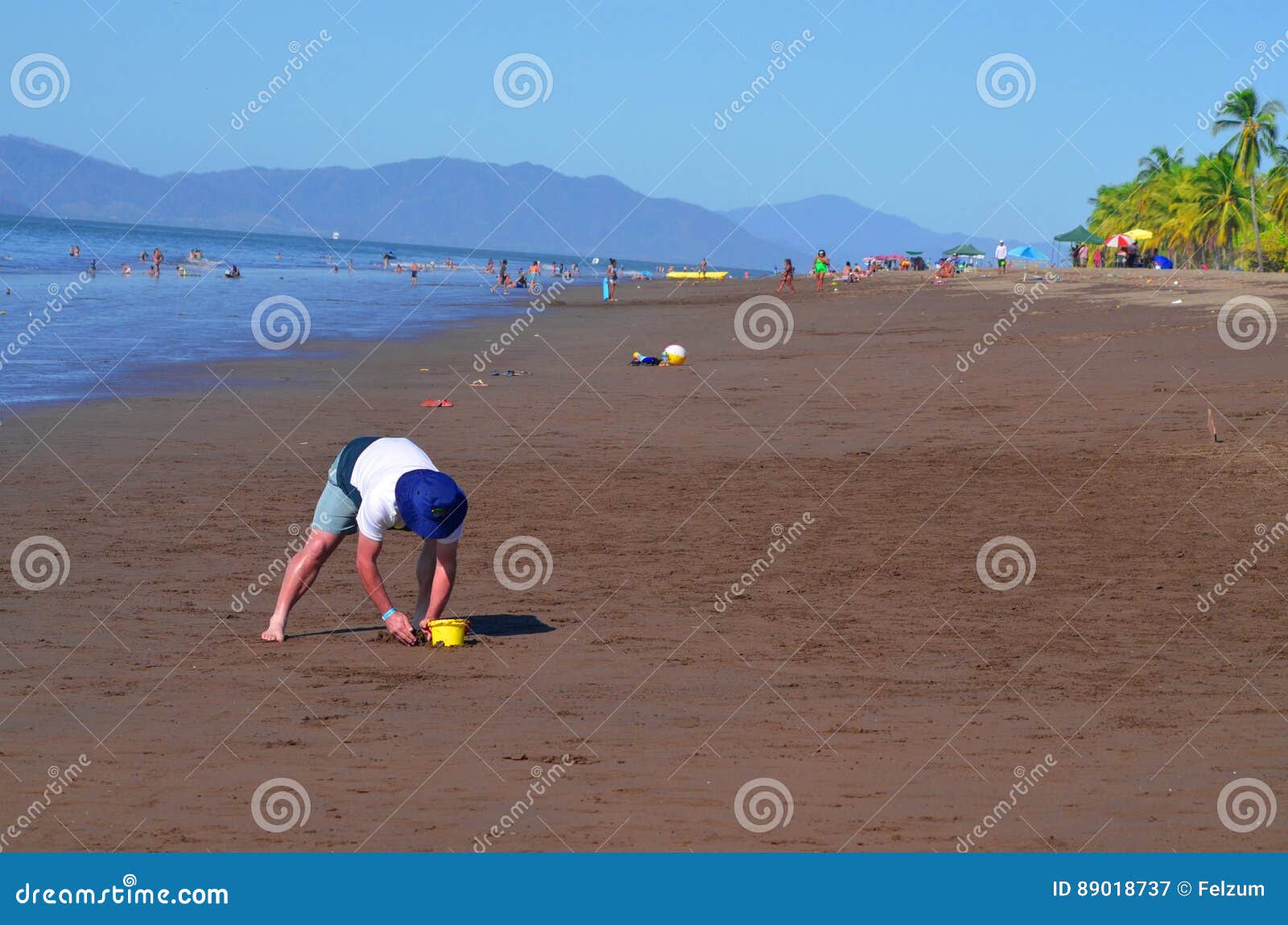 A day on the beach editorial photography. Image of digging - 89018737