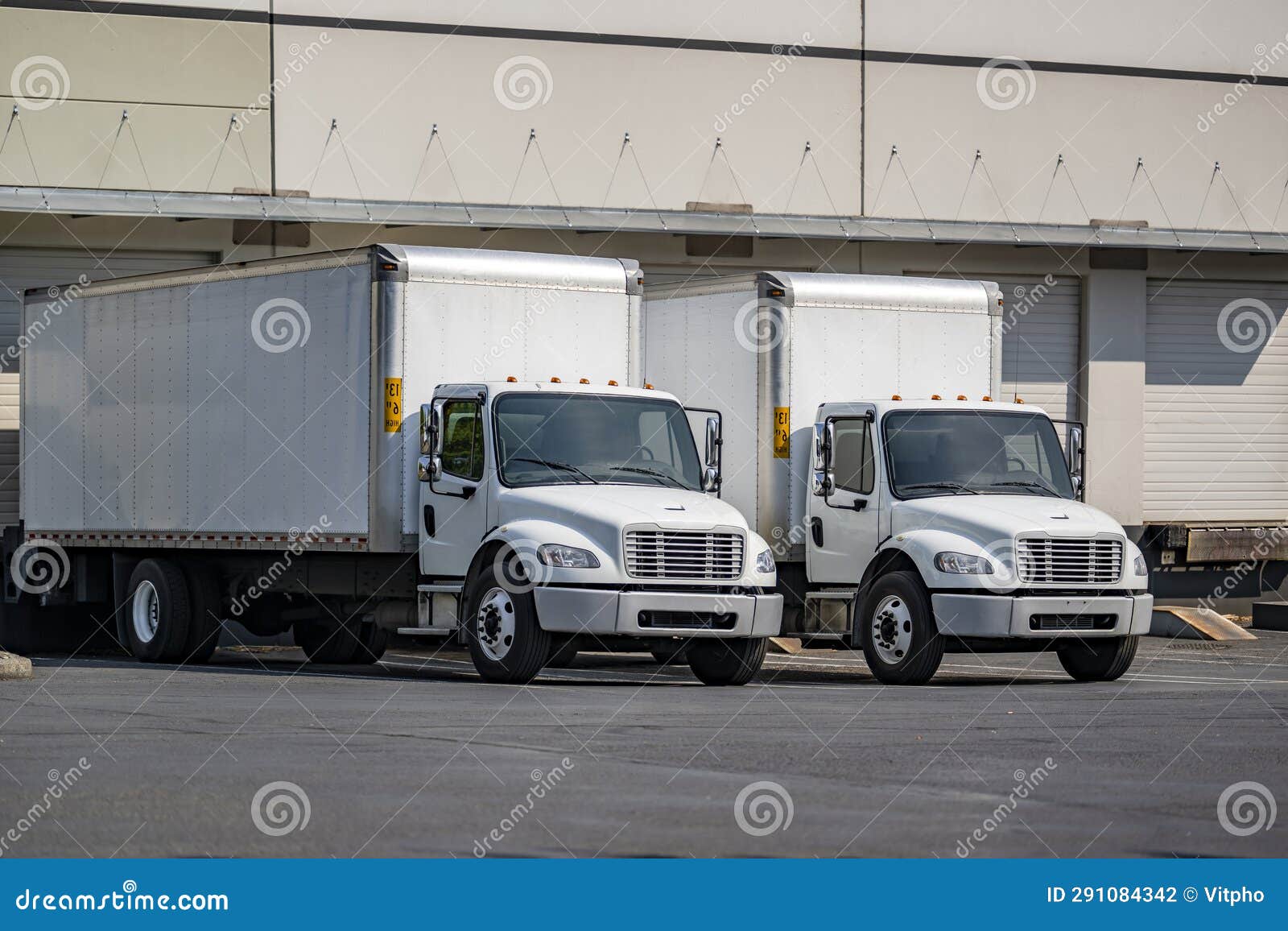 Day Cab Middle Duty Rig Semi Trucks with Long Box Trailers Loading ...