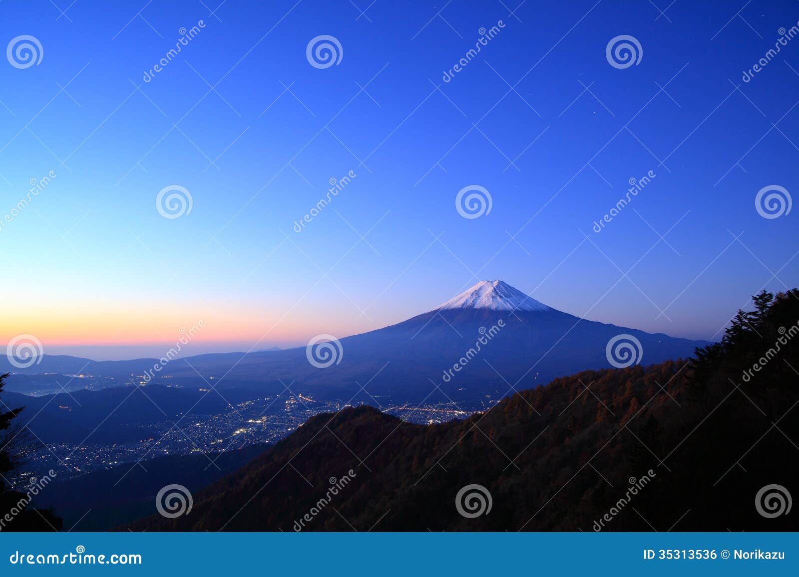 Daybreak at the Mt. Fuji stock photo. Image of japanese - 35313536