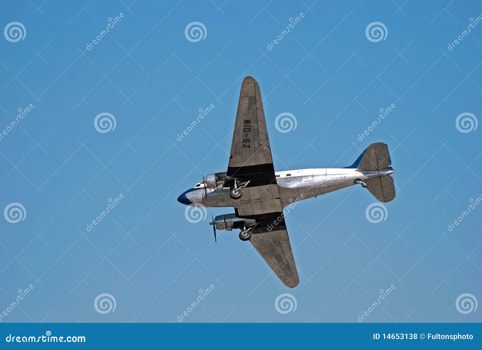 DC 3 Propeller Aircraft Aerobatic Display Editorial Stock Photo - Image ...
